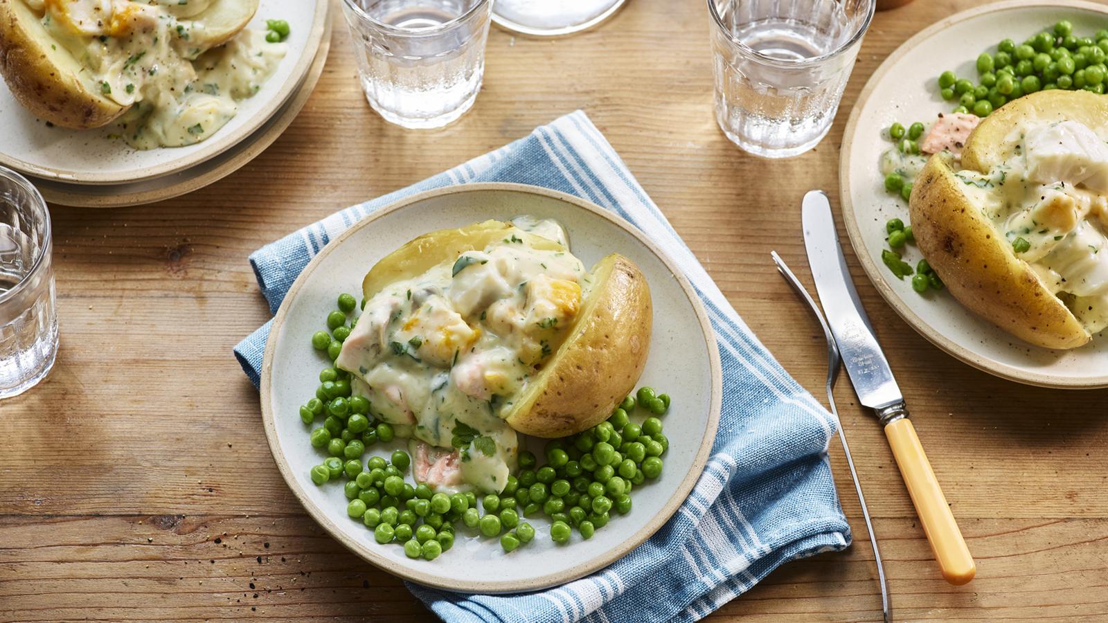 Jacket potatoes με κρεμώδη γέμιση ψαριού και αρακά | Thats Life. Life ...